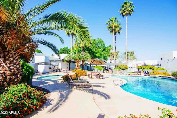 Trendy 2 Bedroom Townhouse W Pool / Hot Tub - Scottsdale, AZ