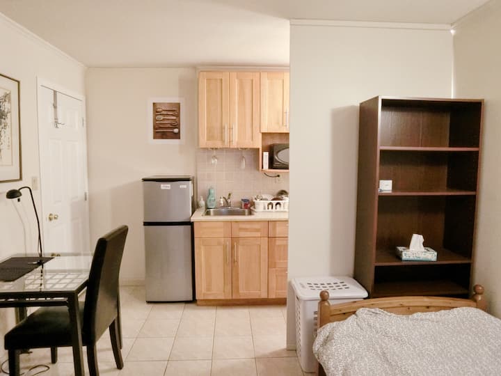 Private Bachelor Suite For 1p W/ Sundeck - Vancouver