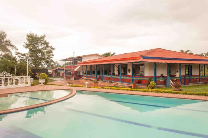 Hermosa Finca Con Piscina En El Quindío. - Armenia, Colombia