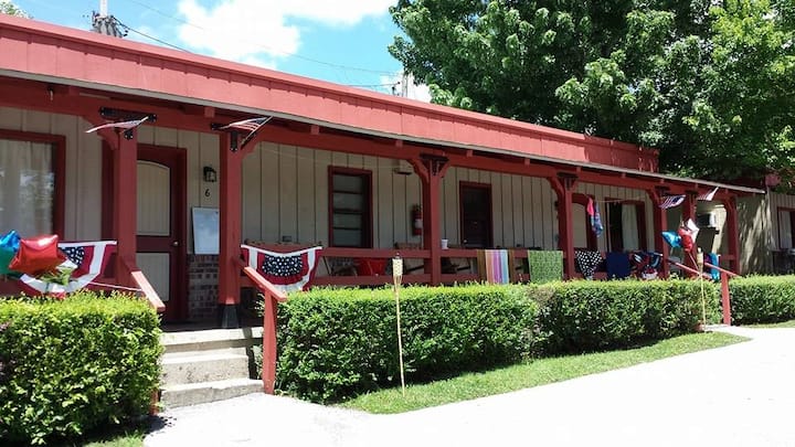 Two Bedroom Cabin Available. Lake & Dock Access. - Kimberling City, MO