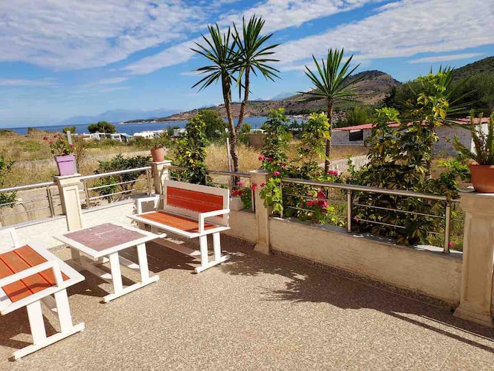 Cheerful 3-bedroom  Home!
Private Parking!ksamil - Ksamil