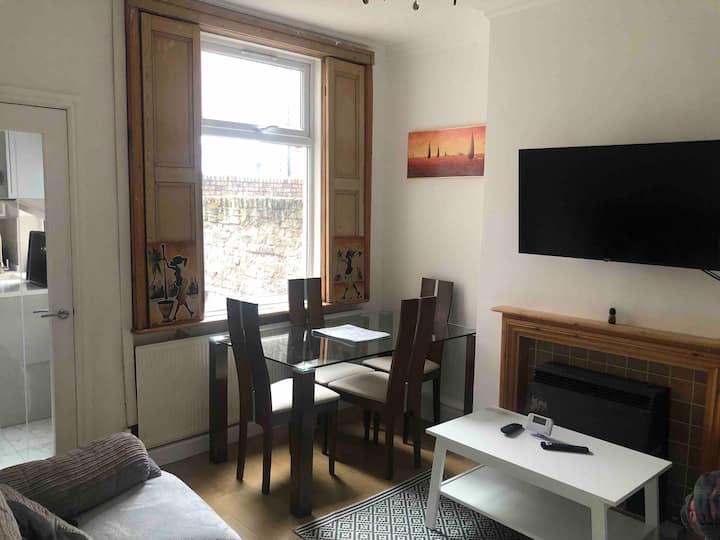 Private Room In A Cosy Home - Birkenhead