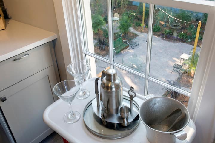 Stylish, Relaxing At Forsyth Park - Savannah, GA