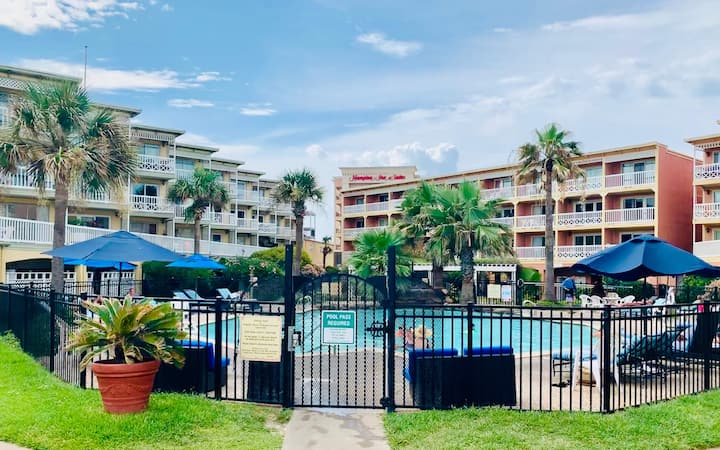 Cute Condo: Beach, Hot Tub, Heated Pool - Moody Gardens, Galveston