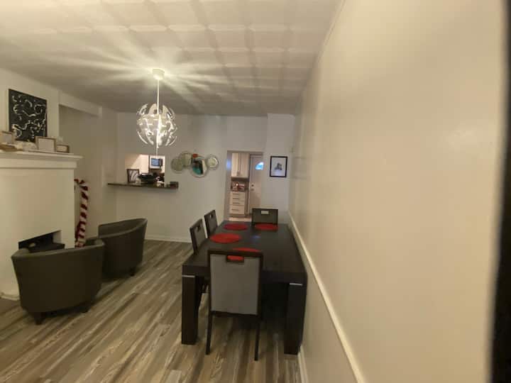 Master Bedroom With Free Parking Lot & Backyard. - Conshohocken, PA