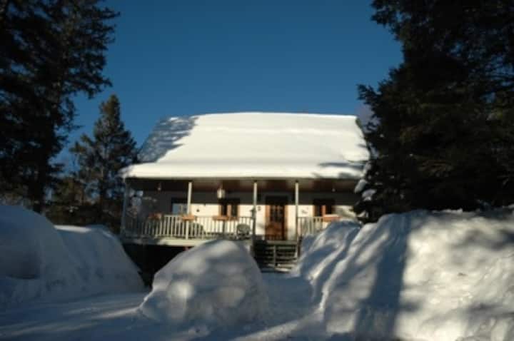 Chalet De Style Rustique Québécoise à Val Morin - Mont-Gabriel, QC