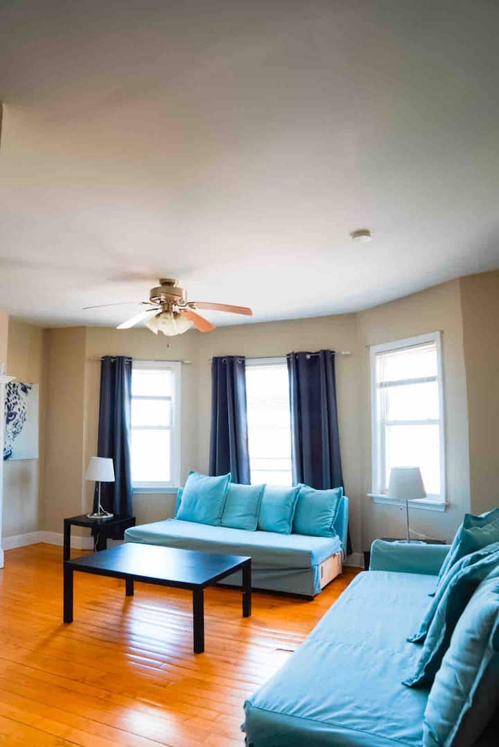 Entire Top Fl 4 Bedroom Apt Federal Hill - Providence, RI