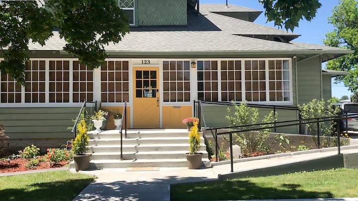 Historic Century Club House, Downtown, Sleeps 12 - Nampa, ID