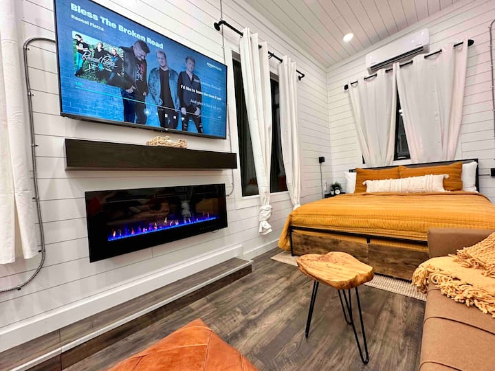 Mini Mansion Farm Retreat W Endless Entertainment - San Diego, CA