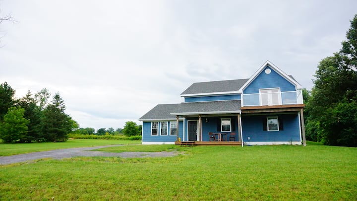 Blue House On The Bay - Greater Napanee