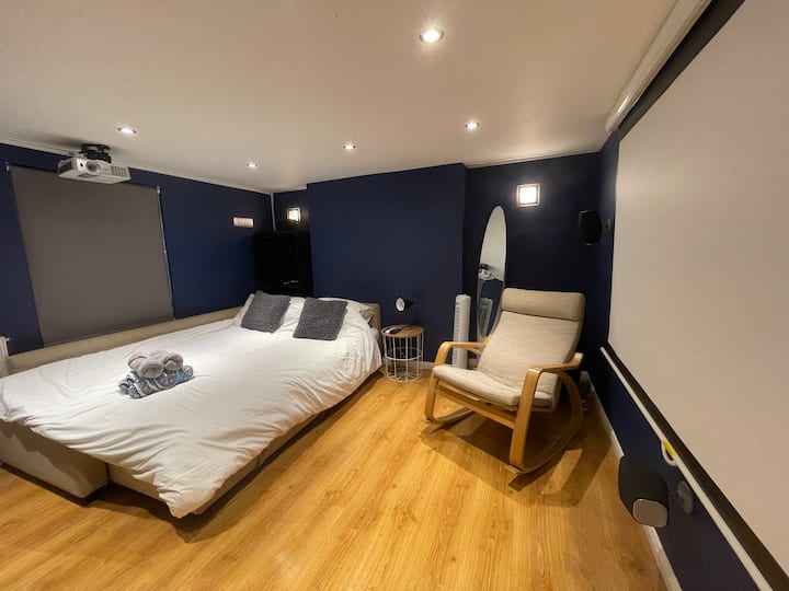 Basement Bedroom In Family Home. Private Bathroom. - Cheltenham