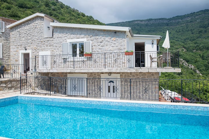 The Upstairs Barn At Palma Gora, Sea View, Pool - Kotor