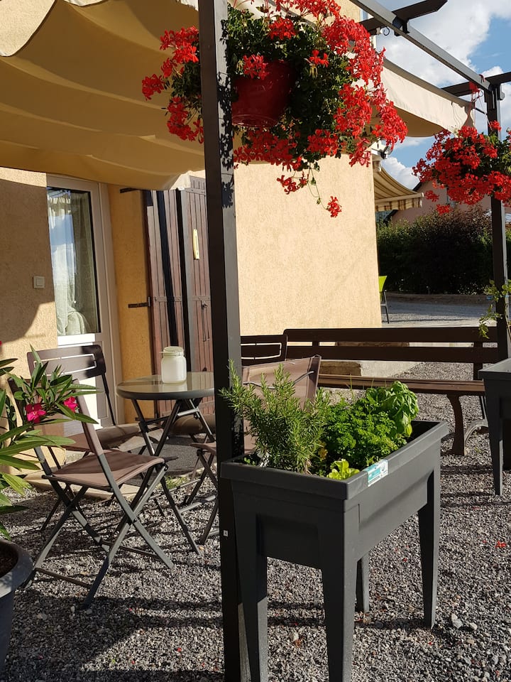 Logement Dans Villa  Avec  Terrasse Et Parking - Embrun