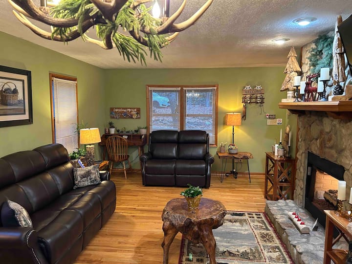 Queen Bedroom In Blowing Rock At Slopes - Boone, NC