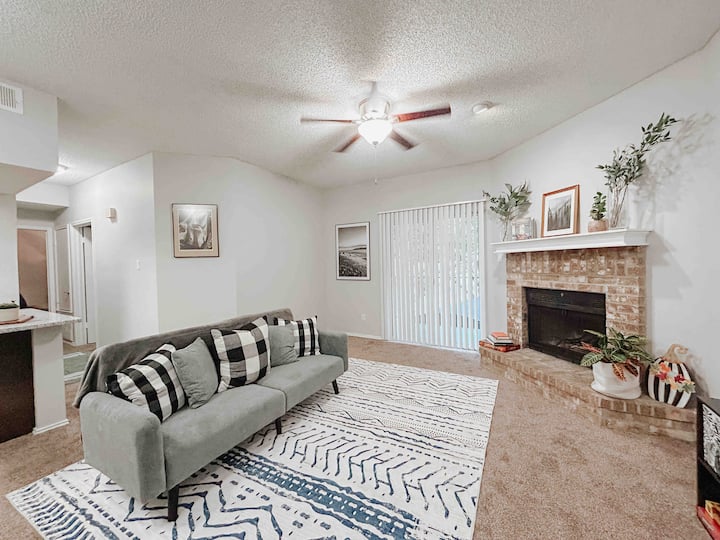 Spacious Family Value Retreat W/ Pool & Garage - Corpus Christi, TX
