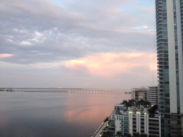 Brickell Bay Full Water Views + Parking - Miami, FL