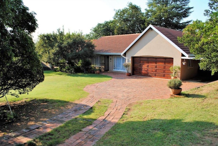 Beautiful Two Bedroom Cottage With Space To Relax. - Sandton