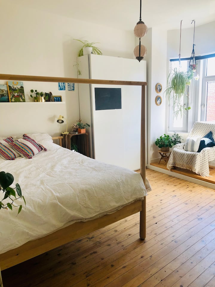 Bright Master Bedroom In Ghent - Gante