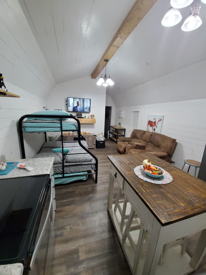 Farmhouse By The Creek - Alton, MO