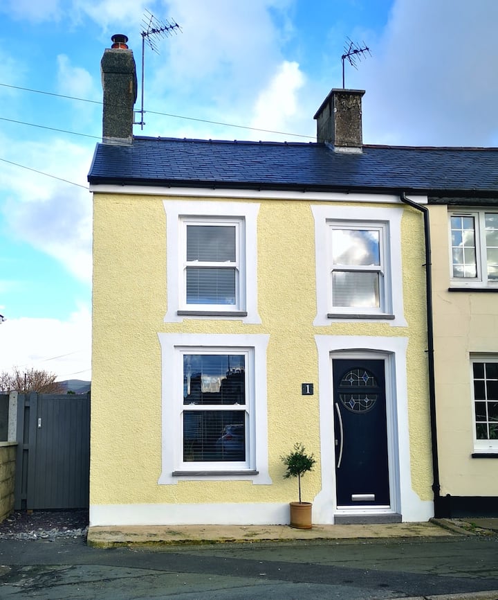 The Little Yellow House | Hot Tub & Log Burner - Tywyn