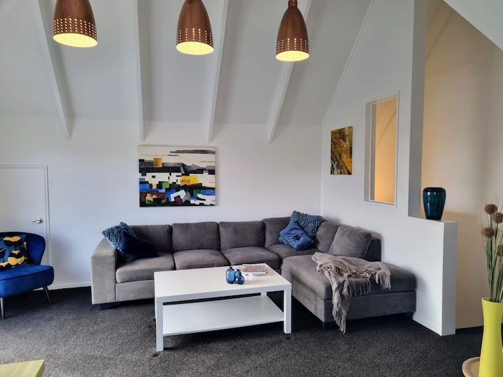 Stylish 4 Bed Home With A View - Wellington