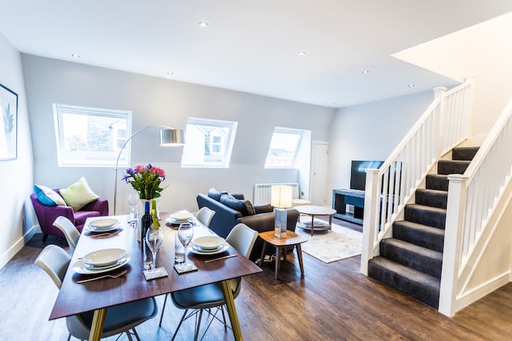 Beckford Suite - Luxury Two Bedroom Serviced Flat In Old Town With Parking - Swindon