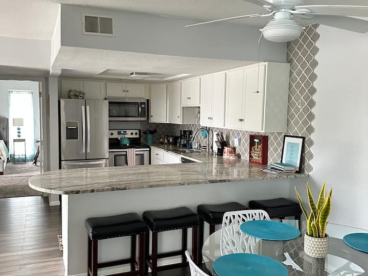 850sf Spacious Condo, 3 Min Walk To Beach - 清水海灘