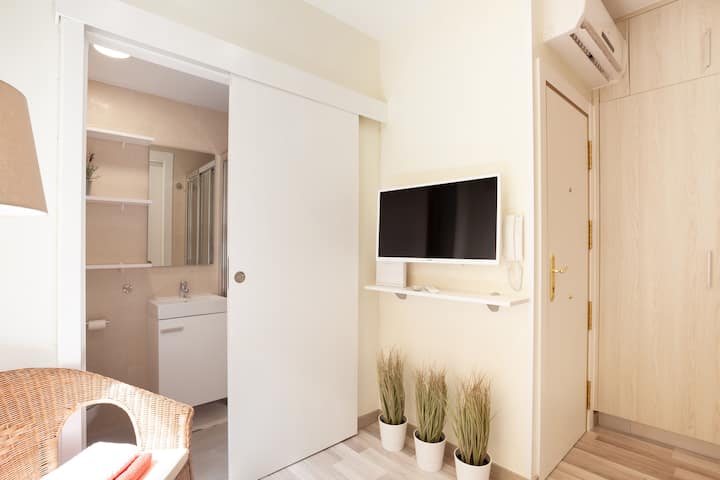 At7 Beach- 2 Bedroom, Dressing Room, Balcony, Wifi - Barcelona