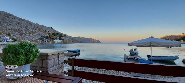 Symi . Villa Calme (Sur La Mer). - Symi