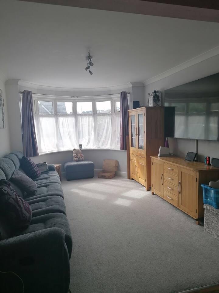 Single Room In Shared Family Home. - Bournemouth