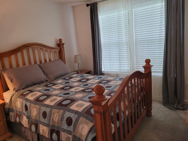 Private Beautiful First Floor Front Room - Dayton, OH