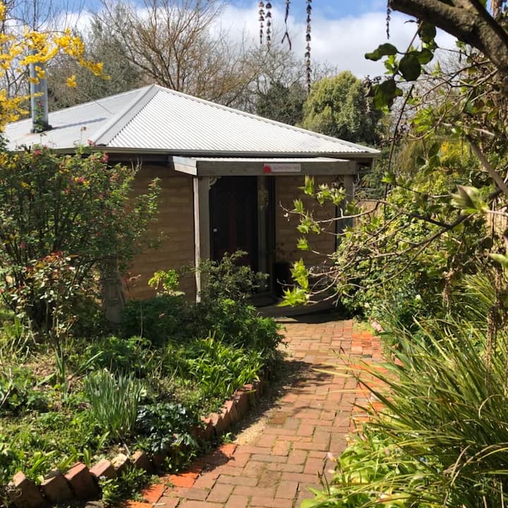 Forget Me Not Sunset Red Mudbrick Cottage - Daylesford
