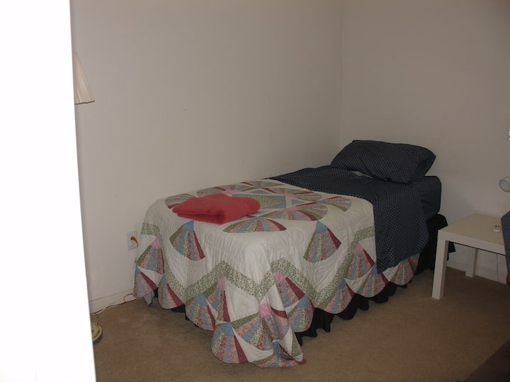 Room 2 In A Clean House For A Good Night's Rest. - Davis, CA
