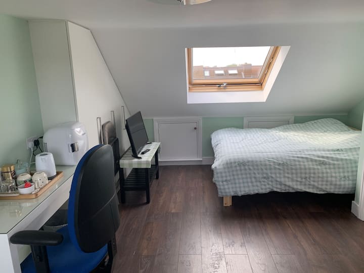 Modern Double Loft Room W/en-suite In London - Epsom