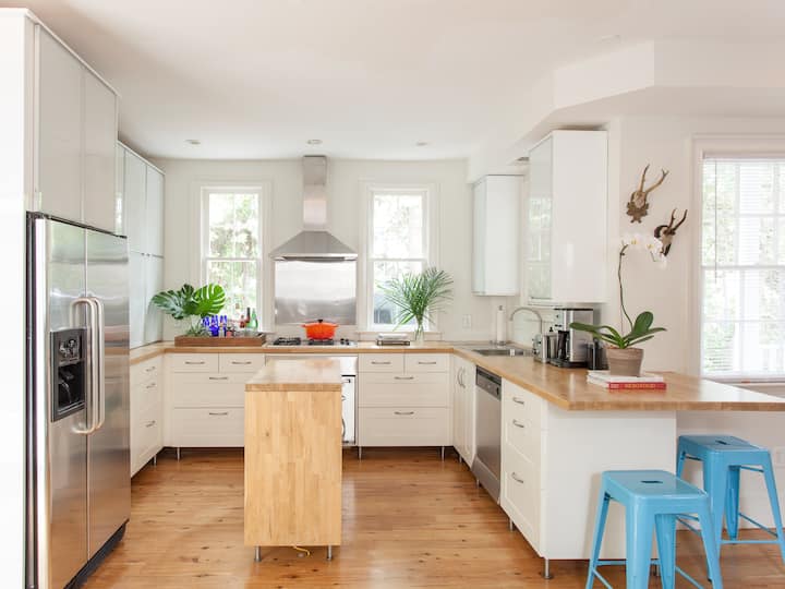 Palm House- V R B O - Patio, Porches, Parking - James Island, SC