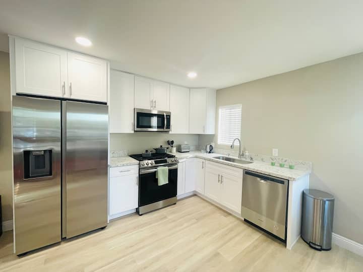 St 4 Cute & Cozy Apartment By Disneyland & Beaches - Tustin, CA