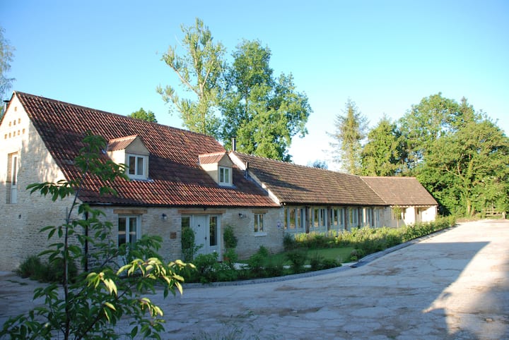 Doughton Manor Barns. Huge, Warm And Welcoming - Inglaterra
