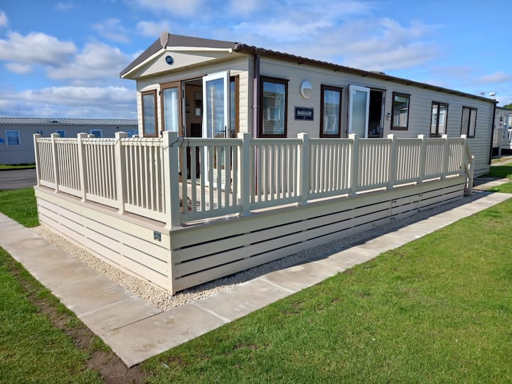Beautiful Modern 2 Bedroom Caravan With Decking. - Newbiggin-by-the-Sea