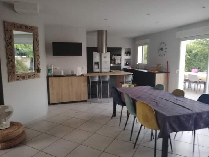 Maison 8 Personnes , Proche Centre Ville, Au Calme - Saintes