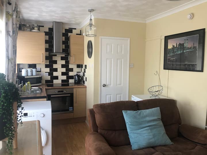 Adorable 1 Bedroom Studio/flat To Sleep 2 People. - Chelmsford