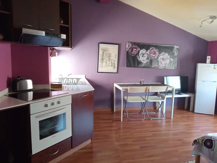 Purple Cozy Studio!
Entire Loft On The 2nd Floor. - Đảo Síp
