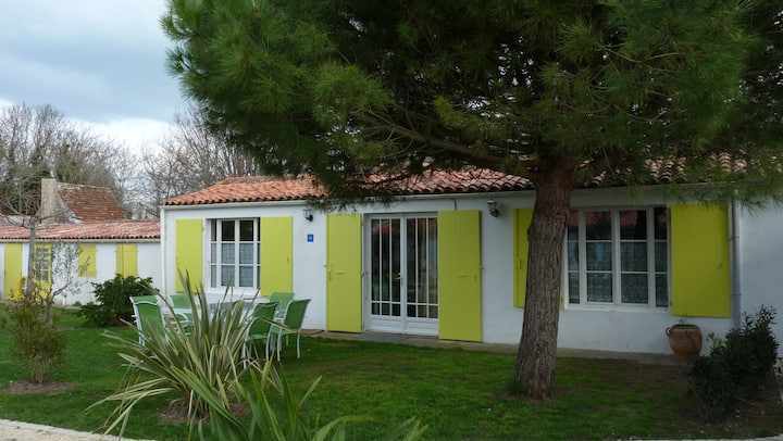 Maison Jaune Dans Petit Parc Arbore - Île d'Aix