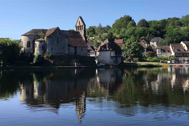 Les  Pieds Dans La Dordogne - Corrèze/lot - Beaulieu-sur-Dordogne