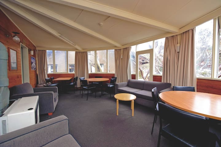 A Cosy Private Room With 2 Bunk Beds At Oggs Lodge - Mount Buller