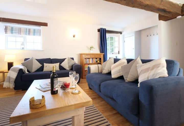 Beamed Ground Floor Apartment Near Sea. Takes Dogs - Crackington Haven