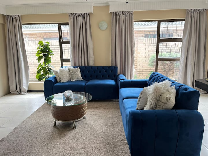 Secured Modern Family Home Near The Beach -