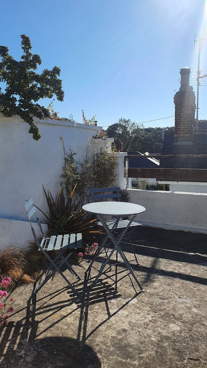 2 Bedroom Cottage With Views Over Killiney Bay - Bray