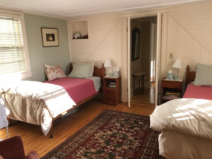 Cozy Cottage - Two Bedrooms- Best Location - Burlington, VT