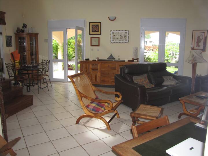Une Maison Dans Un Jardin Entre Océan Et Montagne - La Réunion