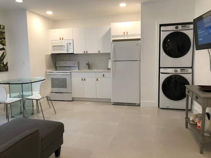 Lofty 1 Bed/ 1 Bath Super Close To The Beach - Miami Beach, FL